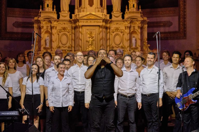 MERCI DU FOND DU COEUR : Une église pleine à craquer pour le spectacle ...
